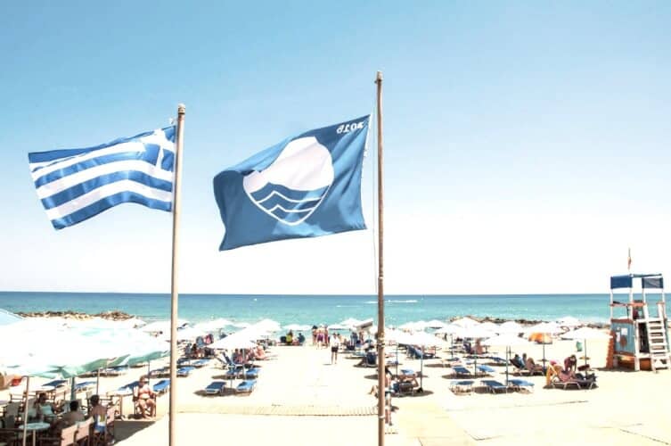 Wat betekent een blauwe vlag op het strand in Italië?