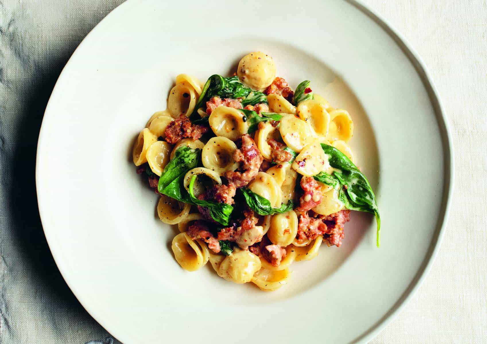 Pasta met pittige worst, basilicum en mosterd van Nigel Slater